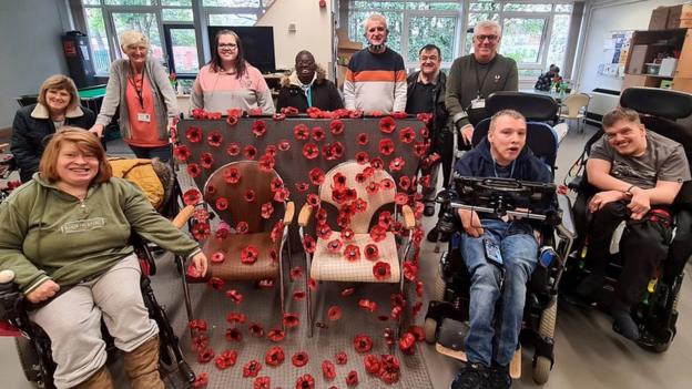 Wellesbourne Remembrance cascade of poppies knitted by villagers - BBC News