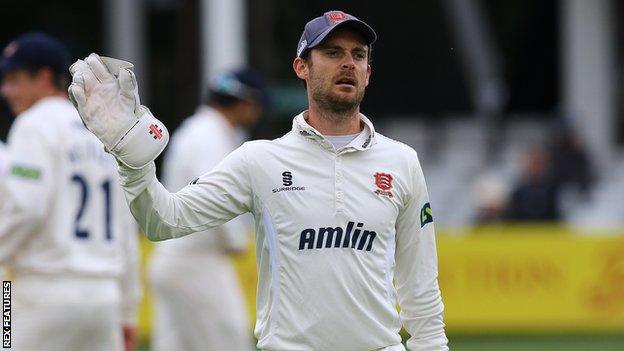 James Foster: Essex wicketkeeper signs new contract - BBC Sport