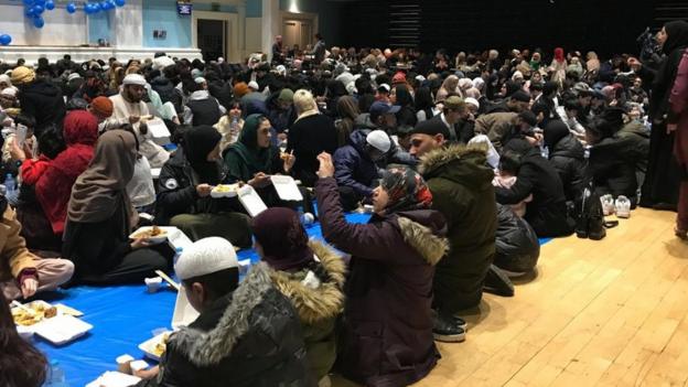 Ramadan runners raise funds for Chesham mosque soup kitchen - BBC News