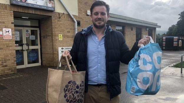 Whaley Bridge: How well was the dam maintained? - BBC News
