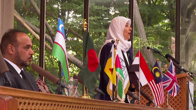 Queen Elizabeth II: London mosque worshippers sing God Save the King ...