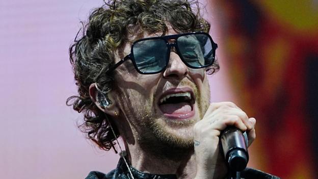 Tom Grennan says therapy helps with his body dysmorphia - BBC News