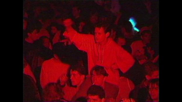 VR rave takes clubbers back to 1989's 'second summer of love' - BBC News