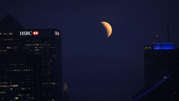 Lunar eclipse: Blood Moon pictured across UK before dawn - BBC News