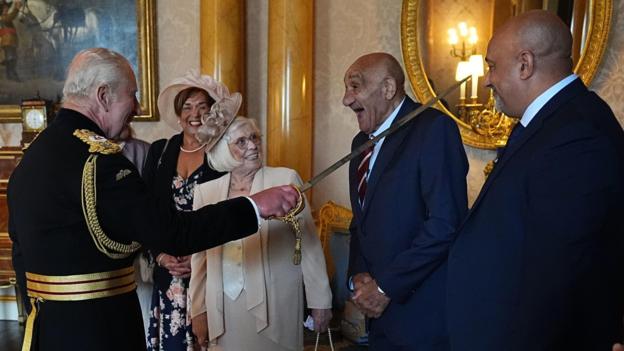 Billy Boston becomes first ever rugby league knight - BBC News
