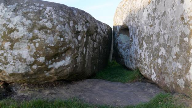 Stonehenge: Central Altar Stone from Scotland not Wales - BBC News