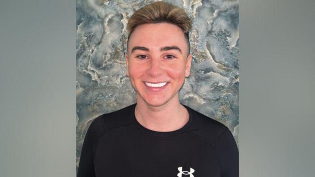 Man who was transitioning says he was wrong to change gender - BBC News