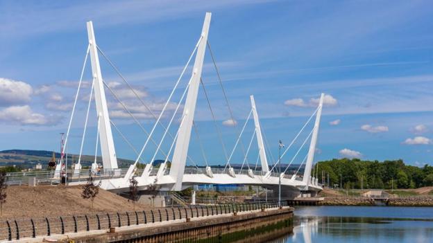 Renfrew Bridge reopens after mechanical fault - BBC News