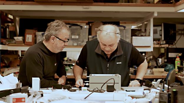 Milton Keynes man spends 50 years recreating Theremin spy bug - BBC News
