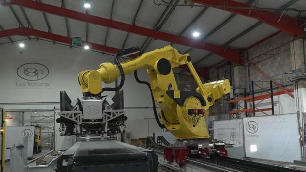 Poundbury: Gigantic robots ordered by Loop Technology - BBC News