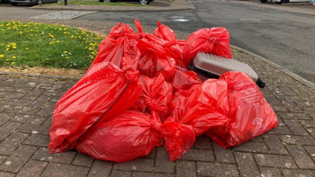 Litter levels across Wales at a crisis point, warn campaigners - BBC News