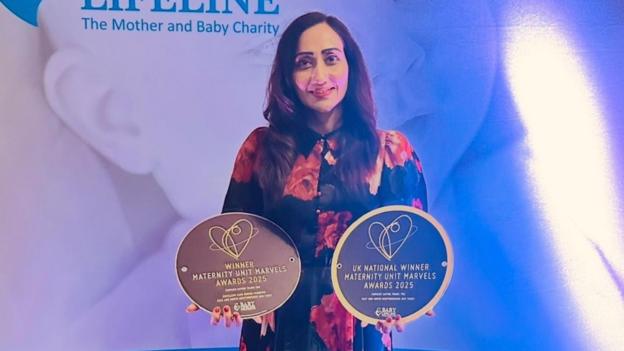 Cambridgeshire doctors honoured for pregnancy and baby loss care - BBC News