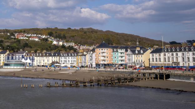 'Aberystwyth Ceredigion' yn ennill statws Dinas Llên UNESCO - BBC Cymru Fyw