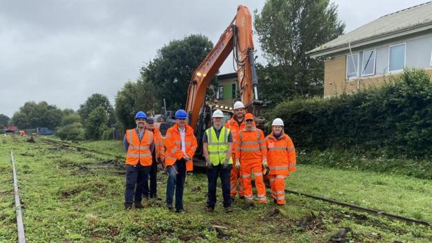 Portishead rail line tracks donated to Avon Valley Railway - BBC News