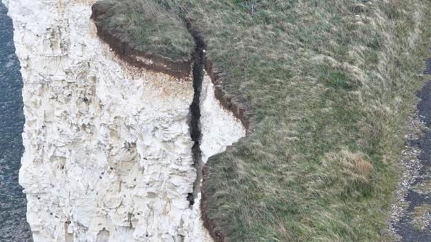 Large crack appears in Beachy Head cliff near Eastbourne - BBC News