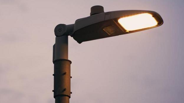 Cambridgeshire council starts replacing streetlights with LEDs - BBC News