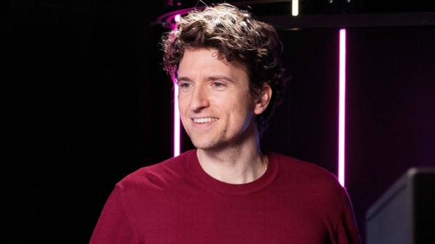 Greg James: Radio 1 Breakfast DJ set for Comic Relief challenge - BBC News