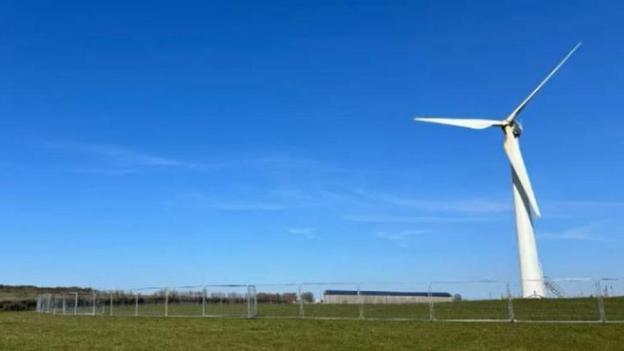 Cornwall wind turbines to treble in height as plans approved - BBC News