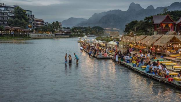 Briton Simone White dies after suspected mass poisoning in Laos - BBC News