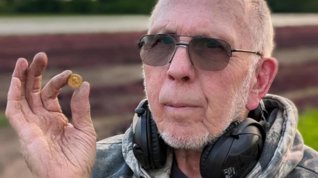 Rare Roman coin found in Dudley field sells for nearly £5,000 - BBC News