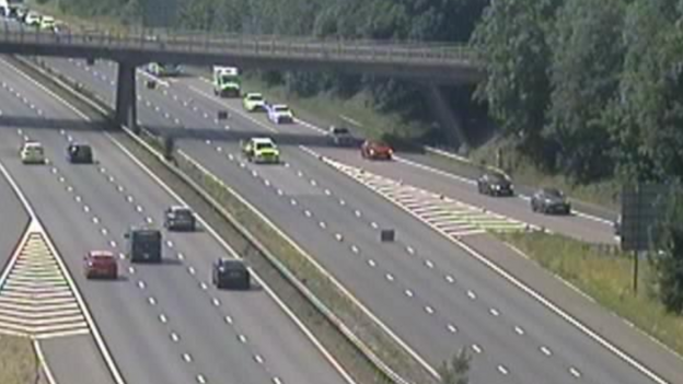 Partial M1 closure in Leicestershire after serious two-car crash - BBC News