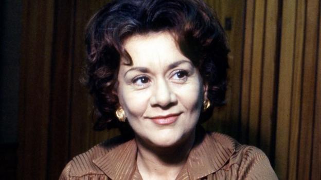 Dame Joan Plowright: Acting legend dies at 95 - BBC News