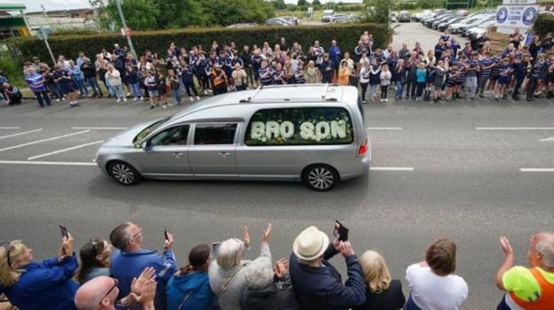 Rob Burrow funeral: Hundreds bid farewell to rugby icon - BBC News