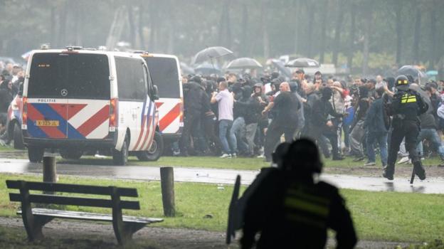Dutch police clash with anti-immigration protesters - BBC News