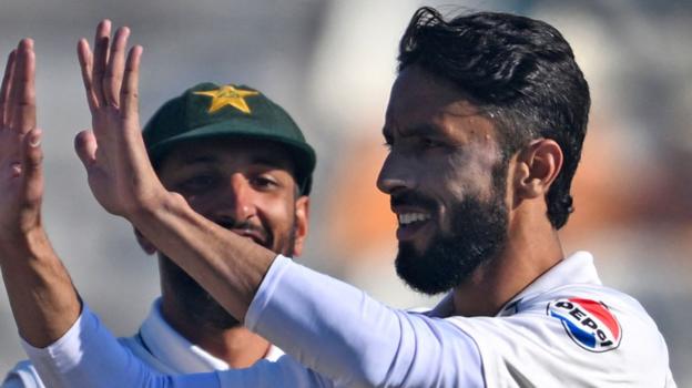 Kent sign Kashif Ali and Keith Dudgeon for start of 2025 season - BBC Sport