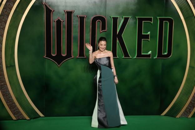 Wicked: London transformed into Emerald City for film premiere - BBC News