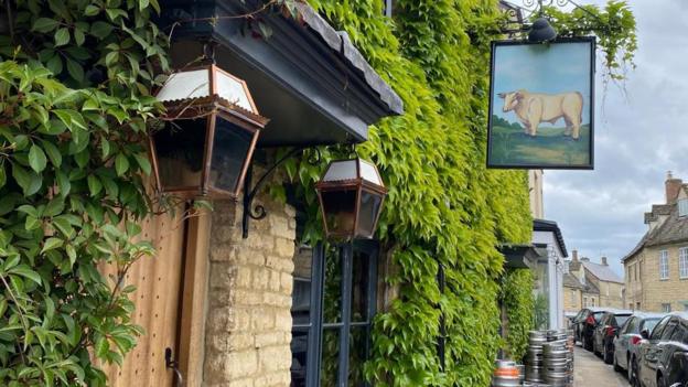 'Comfortably familiar' Stone pub named best in Britain - BBC News