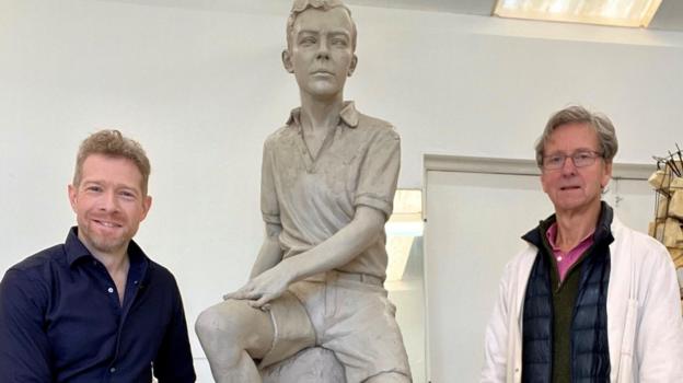Benjamin Britten statue will be put up in Lowestoft next summer - BBC News