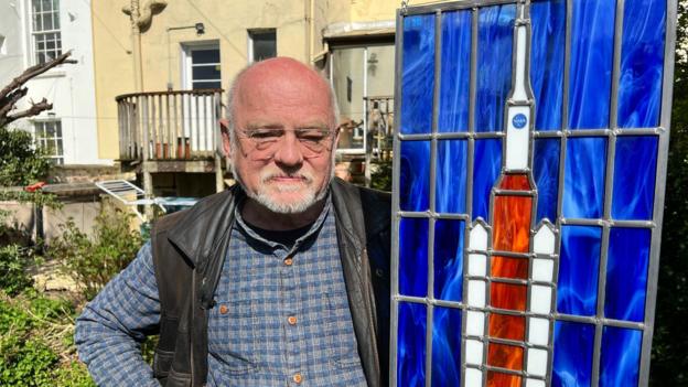 Nasa engineer commissions glass rocket from Cheltenham artist - BBC News