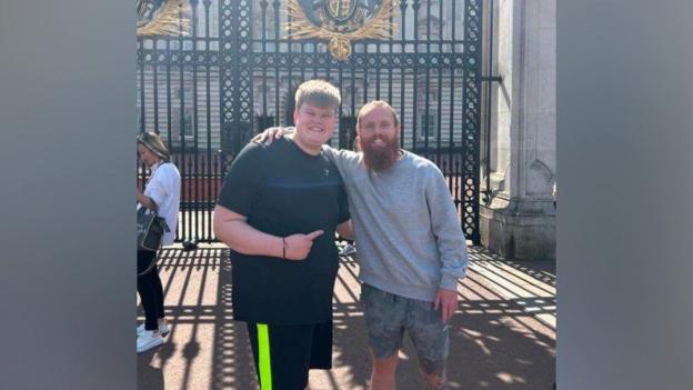 The Hull Boy goes the extra miles to set a new record - BBC News