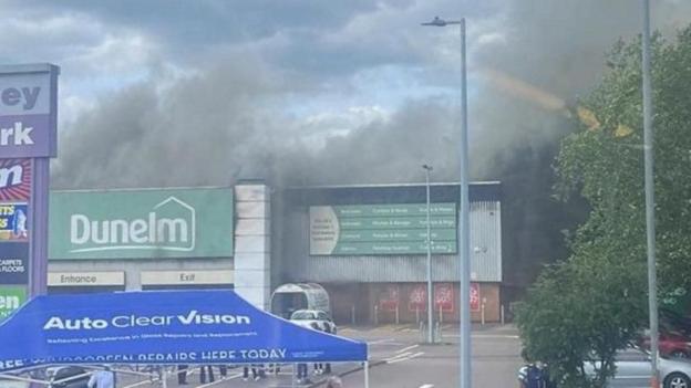 Northampton retail park fire sees three arrested - BBC News