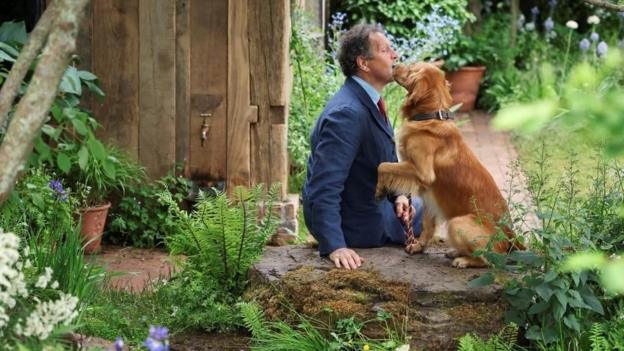 Royals and dogs shine at Chelsea Flower Show - BBC News