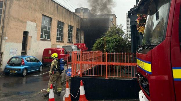Brighton: Royal Mail depot evacuated after fire - BBC News