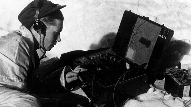 The WW2 aircrews who dropped secret agents into Europe - BBC News