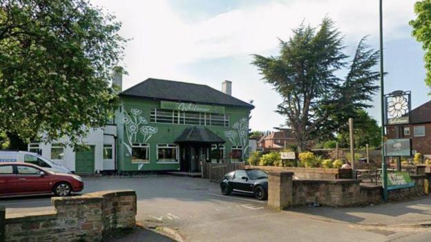 Arsonist set fire to Nottingham pub as man slept in flat above - BBC News