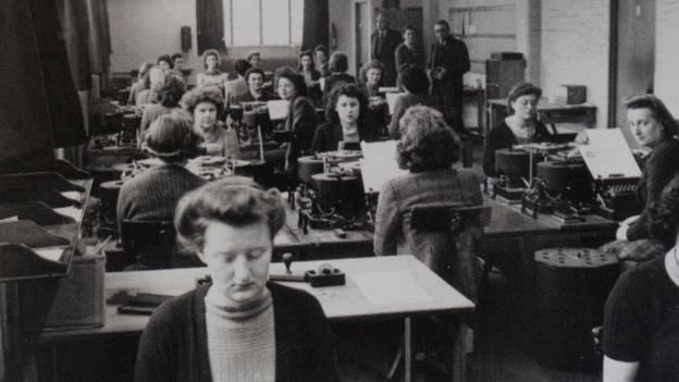 VE Day: 101-year-old WW2 codebreakers reunite for anniversary - BBC News