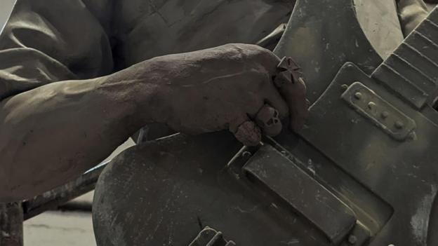 Lemmy was a personal hero to me, says Stoke-on-Trent sculptor - BBC News