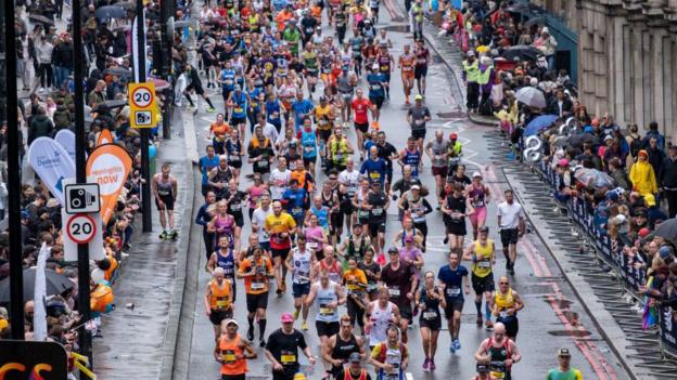 London Marathon runners were faster last year, data shows - BBC News