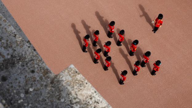Soaring cost of King’s Guards' real fur bearskin caps revealed - BBC News
