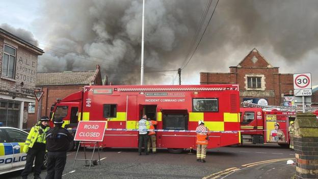 Up to 70 firefighters remain at Wolverhampton factory fire scene - BBC News