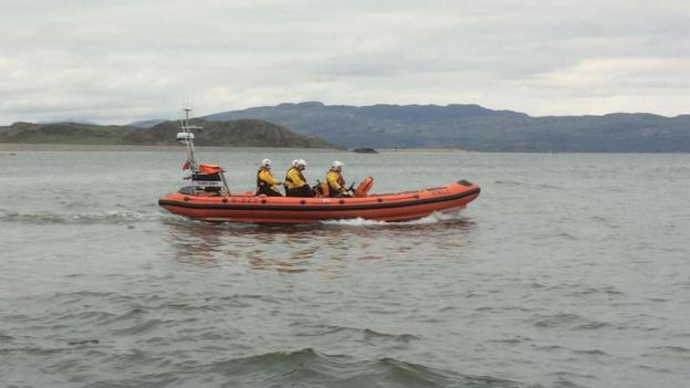 Pwllheli: Fifteen people rescued after dinghy race at sea - BBC News