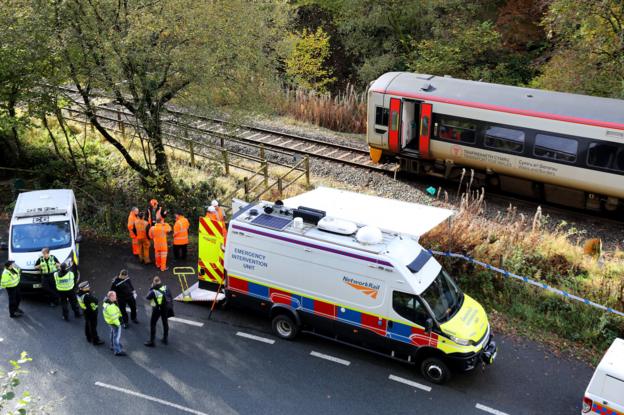Train crash Wales: Family give thanks after passenger's death - BBC News