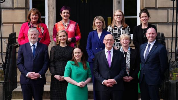 Scottish ministers to get £19k pay rise as freeze eased - BBC News