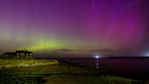 Northern Lights: Spectacular display lights up Irish skies - BBC News