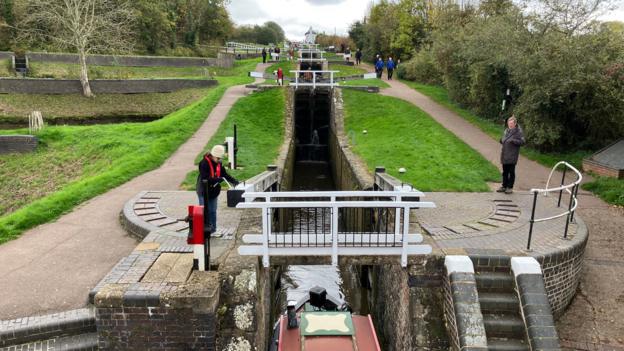 Low water levels mean fresh closure for Foxton Locks - BBC News