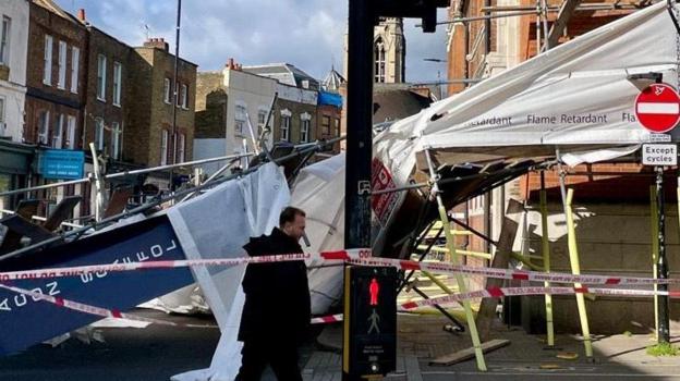 Stoke Newington road closed after scaffolding collapse - BBC News